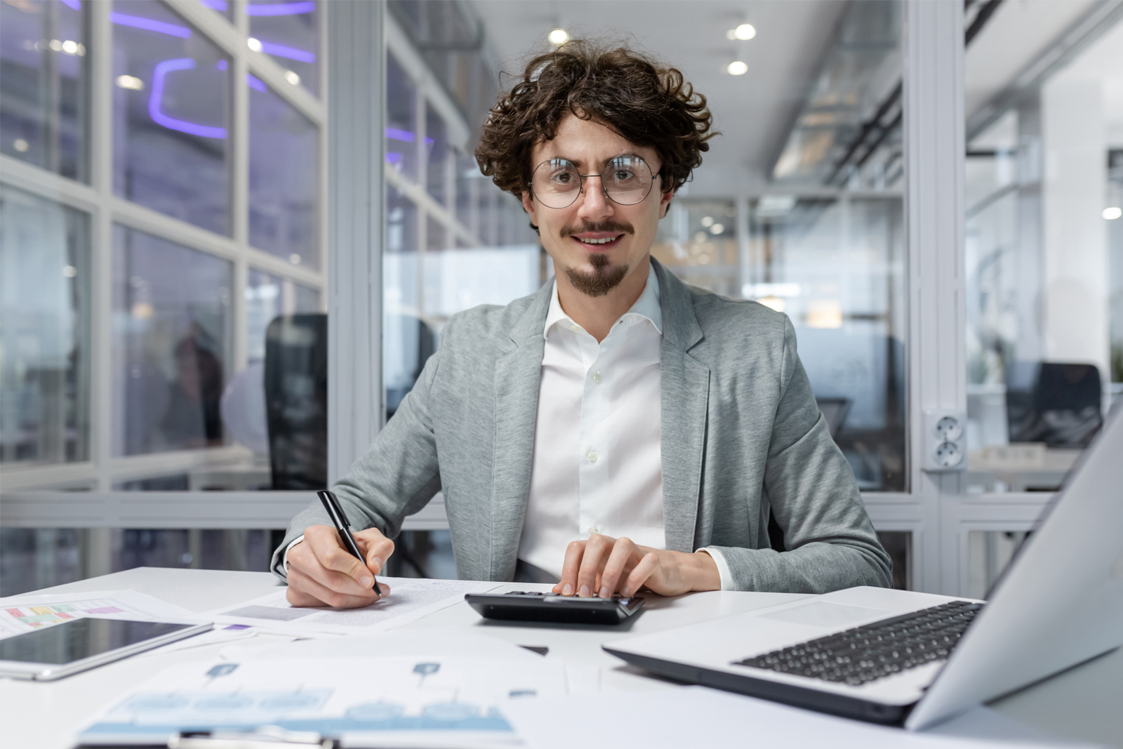 10 Key Benefits & 5 Potential Drawbacks of Outsourced Accounting